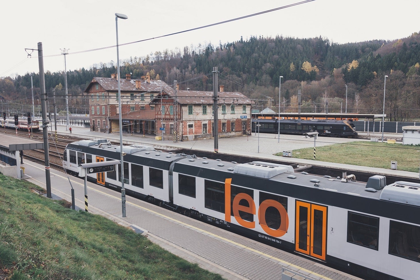 Nové vlaky Leo Express pro Orlicko si prohlédly stovky lidí. Lidé v ...